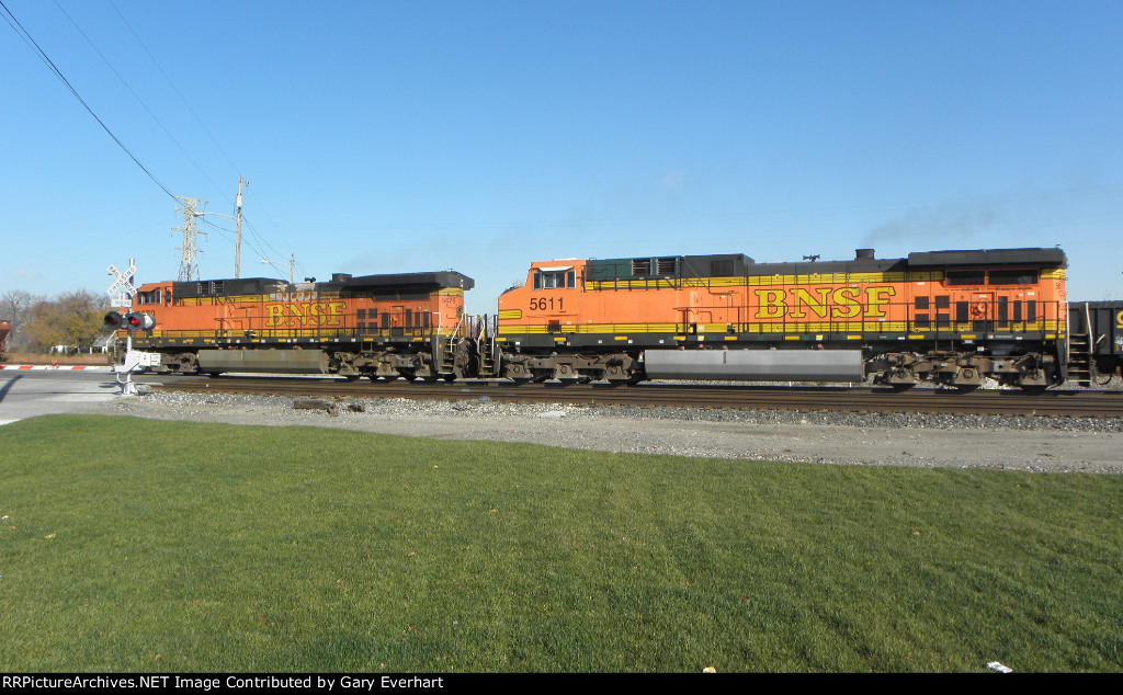 BNSF 5679 and BNSF 5611